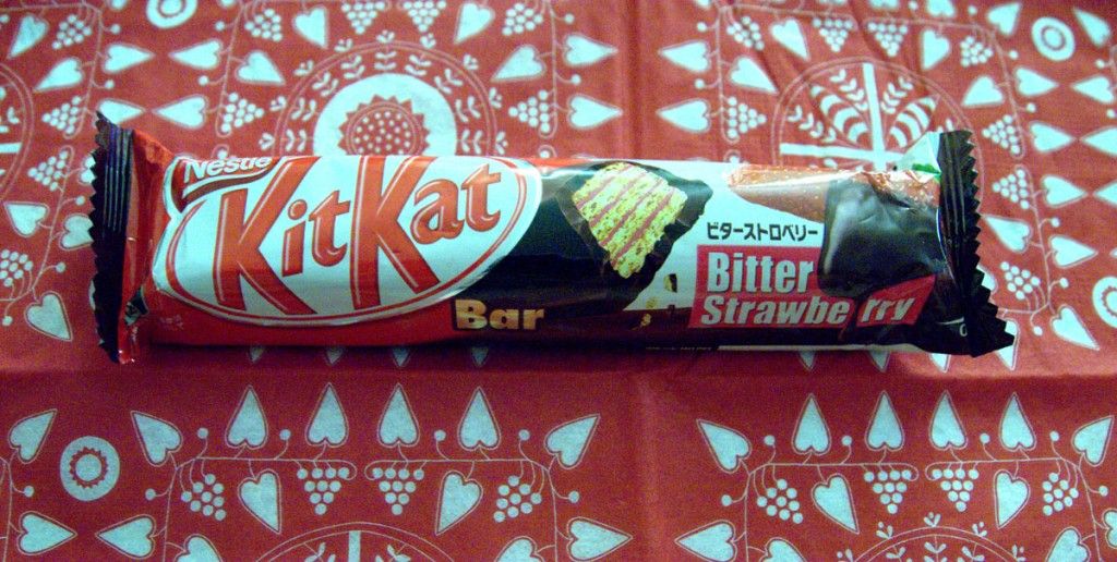 Review: Kit Kat Bitter Strawberry Bar | Oyatsu Break!